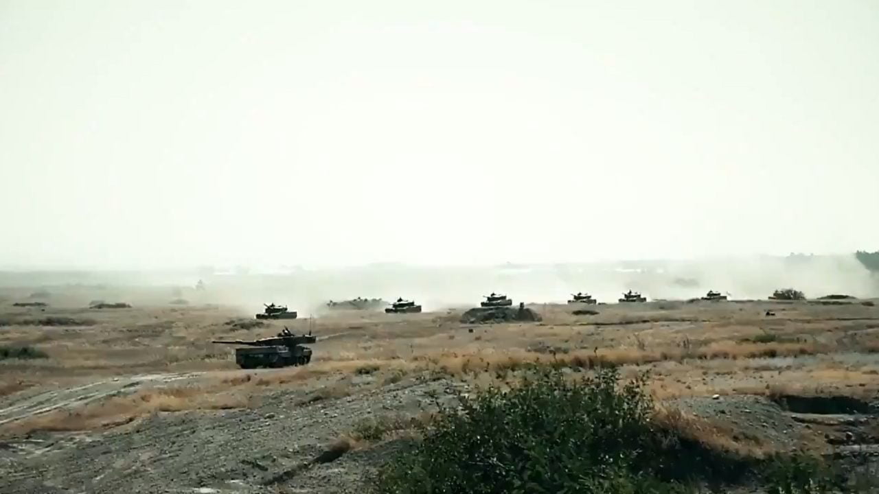 Η πρώτη "επίσημη" παρουσίαση των Γερμανικών LEOPARD 2A4 στην κατεχόμενη ...