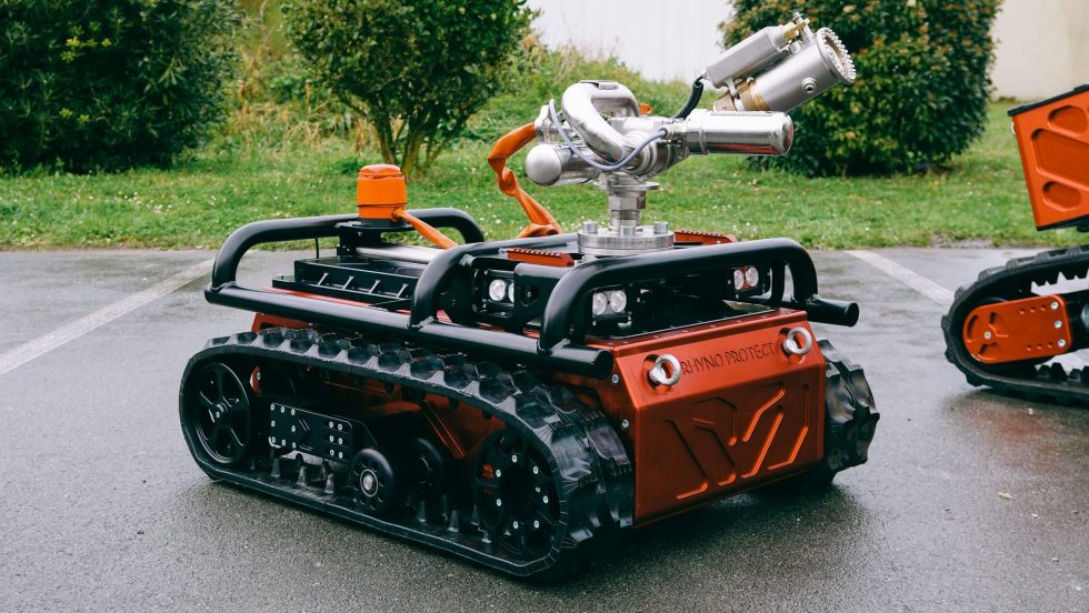 Shark Robotics | Unmanned vehicles for firefighting and the armed ...