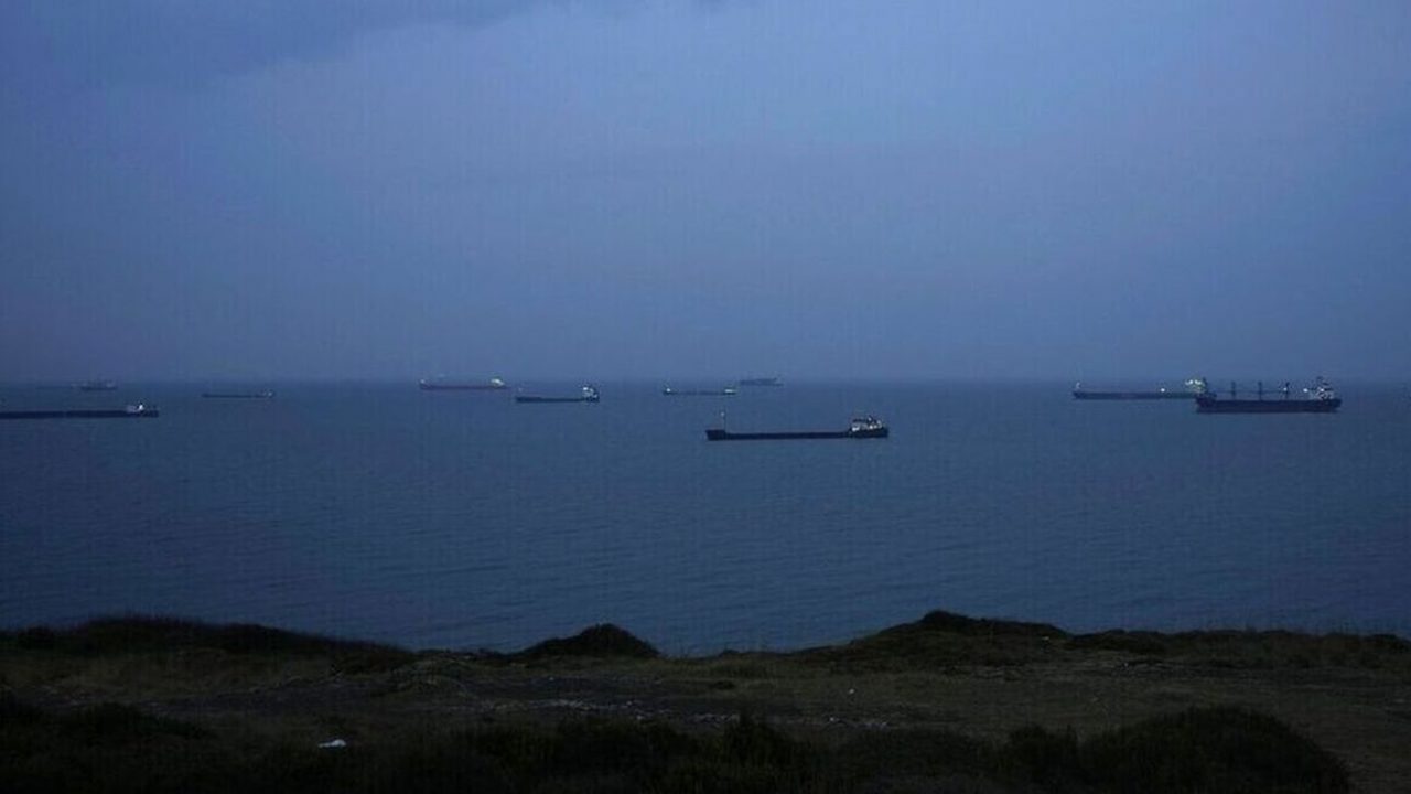 Turkey | Controlled explosion of artillery shells off Constantinople ...